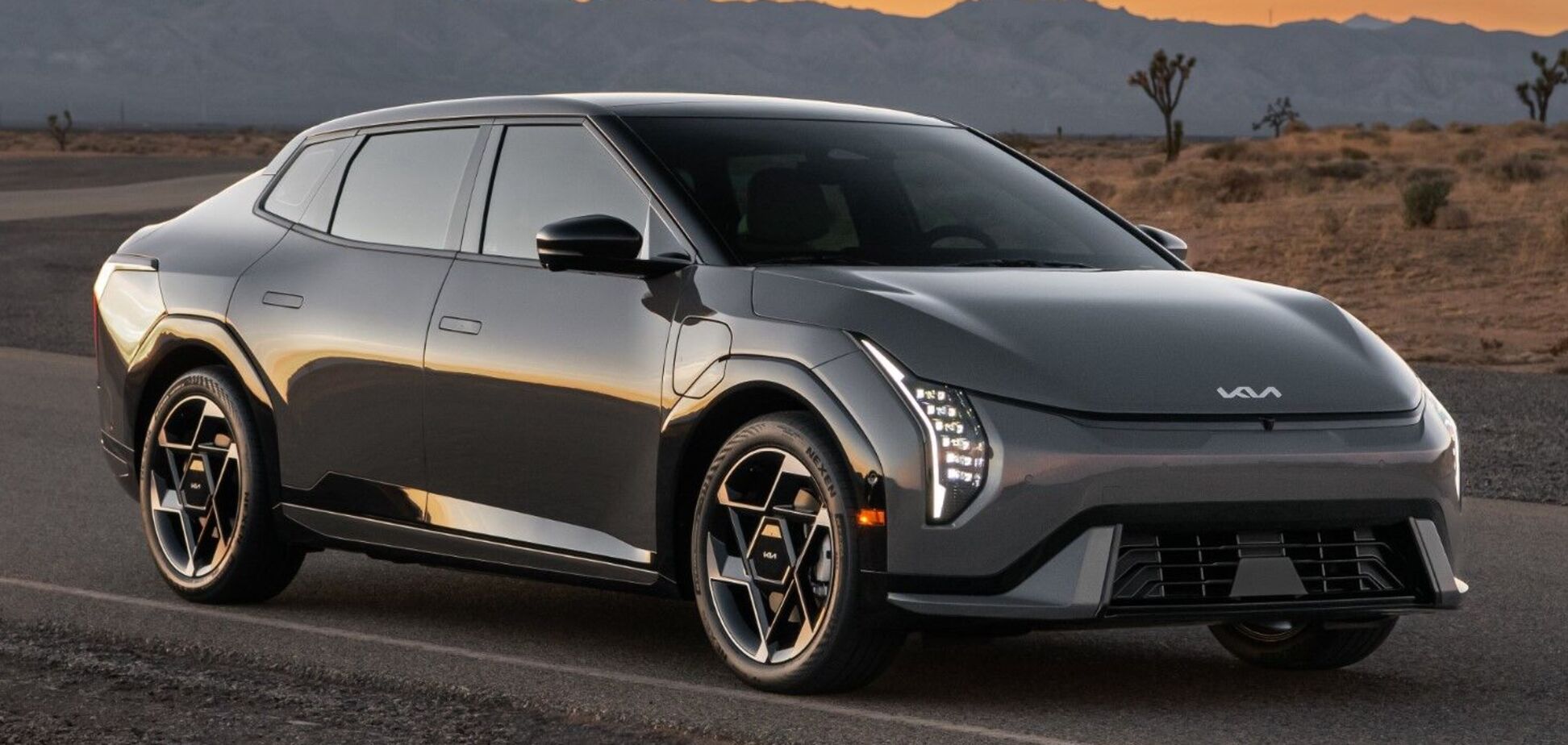 Надійний і недорогий електромобіль Kia EV4 показали на нових фото ...